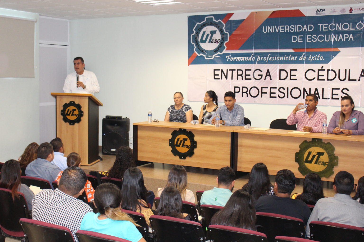 RECIBEN EGRESADOS DE UTESC TÍTULO Y CÉDULA PROFESIONAL – Universidad ...